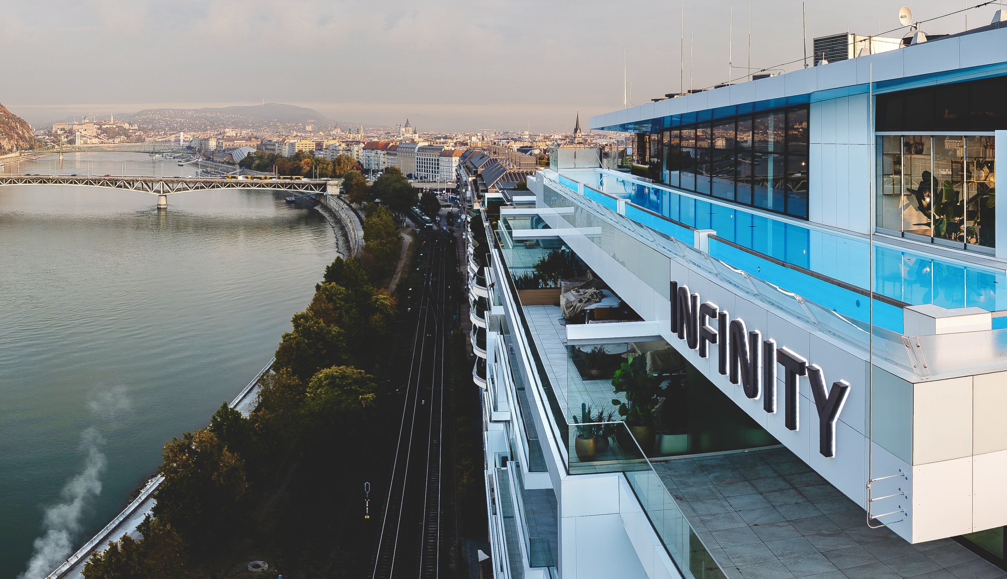 Infinity Budapest Hotel – tetőmedencés magas élet a Duna felett ...